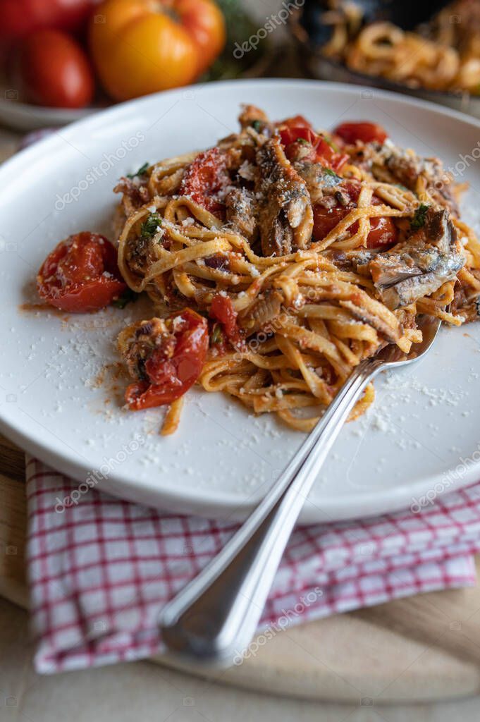Pasta con salsa de tomate y sardinas en un plato. Comida italiana ...