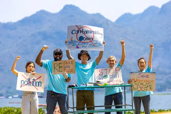 Equipo de voluntarios ecologistas están demostrando su manifestación en ...