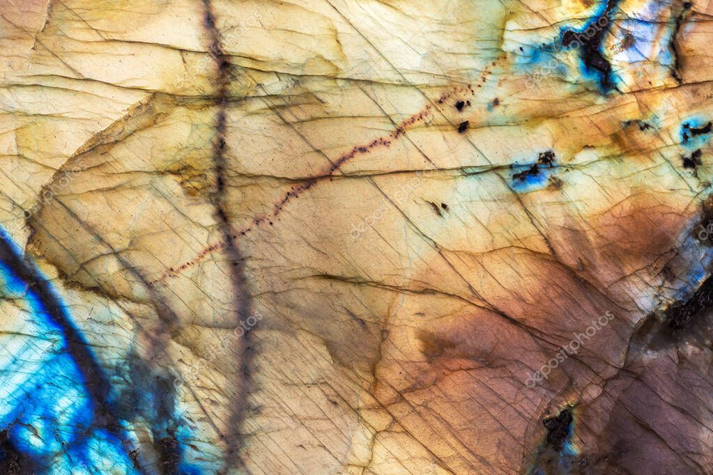 Superficie de piedra mineral natural labradorita pulida con un efecto ...