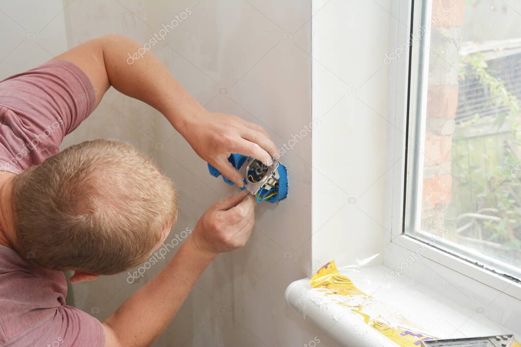Primer plano en electricista está instalando una nueva toma de ...