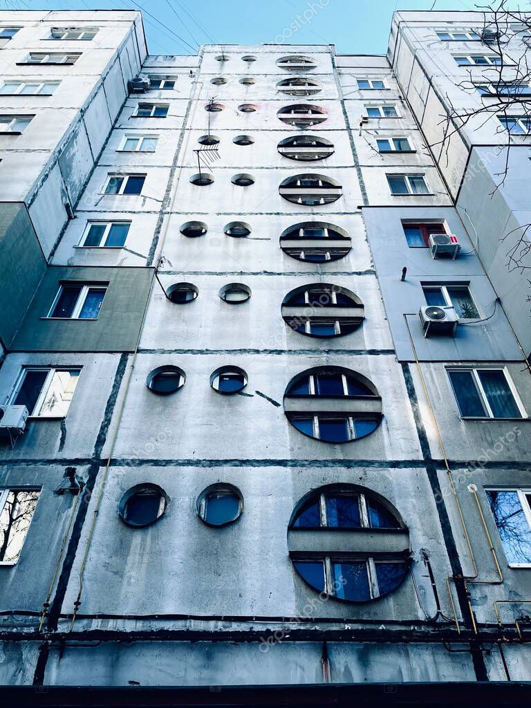 Edificio con ventanas de círculo de abajo hacia arriba 2024