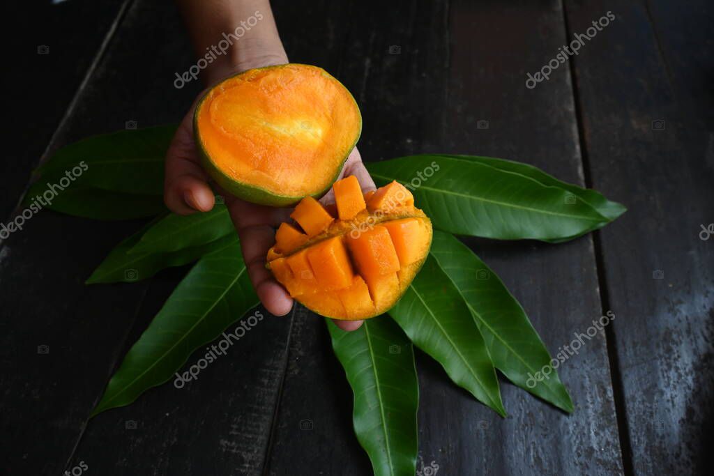 Rebanada de mango. El mango también se llama el rey de los frutos. Esta ...