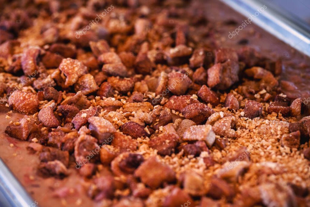 cortezas de cerdo brasileñas, estilo buffet servido, con cebollas y ...