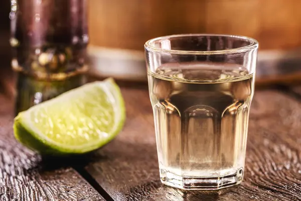 Cachaa, pinga, cana o caninha es el brandy de caña de azúcar, una ...