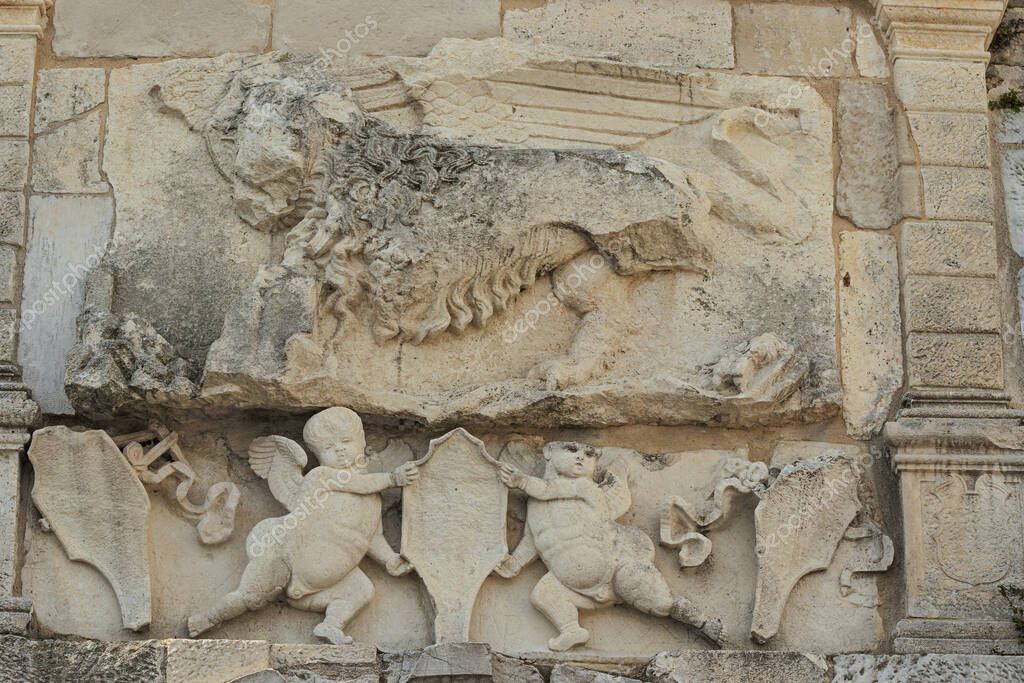El león alado de San Marcos sobre el arco de la puerta del mar ...