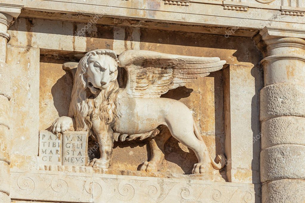 El león alado de San Marcos se cierne sobre el arco central de la ...