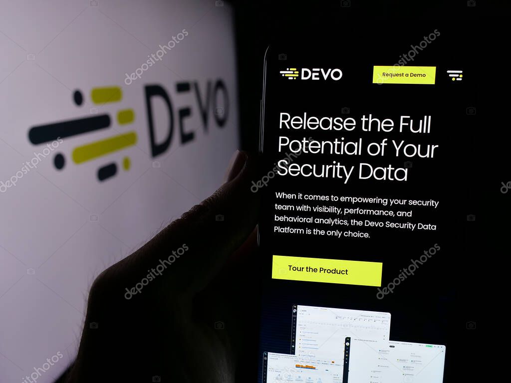 Stuttgart, Alemania - 27-08-2024: Persona que sostiene el teléfono celular con la página web de ...