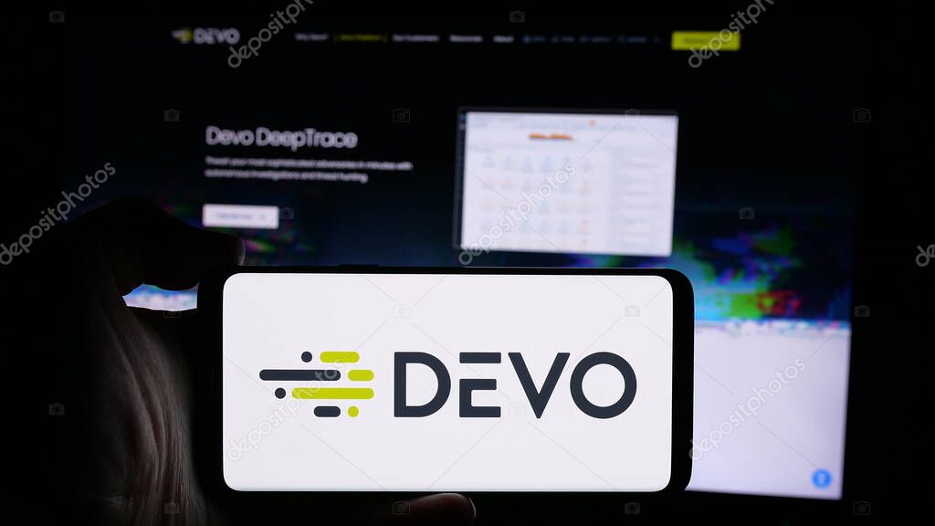 Stuttgart, Alemania - 27-08-2024: Persona que sostiene el teléfono celular con el logotipo de la ...