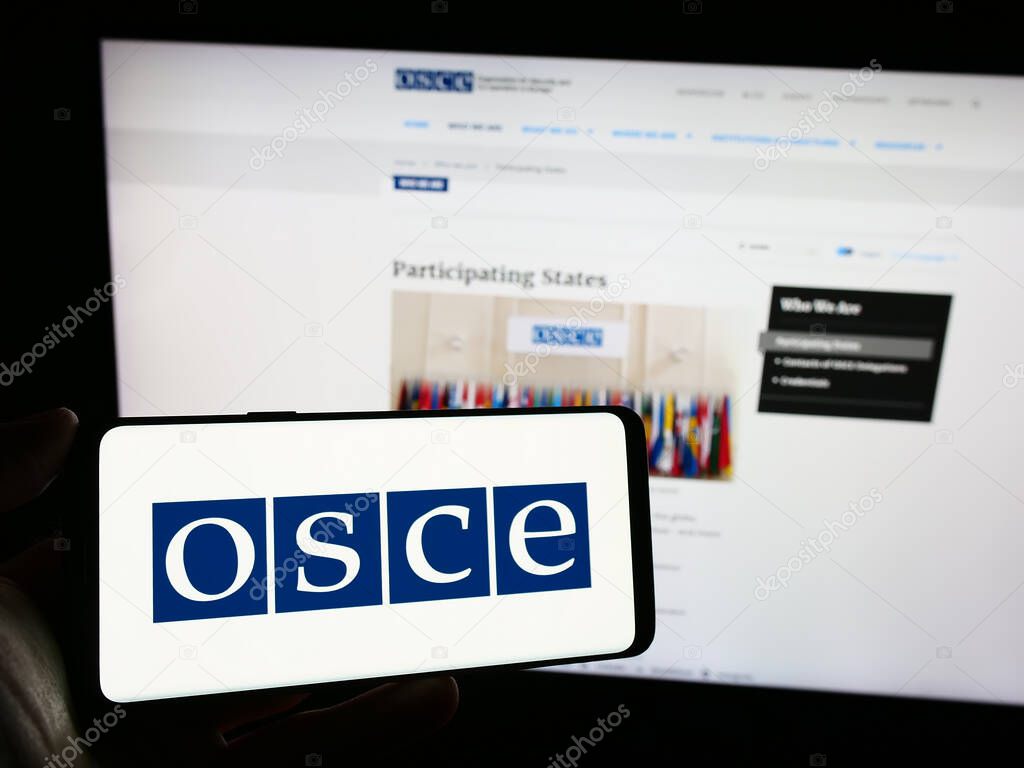 Stuttgart, Alemania - 28-12-2023: Persona que sostiene el teléfono celular con el logotipo de la ...