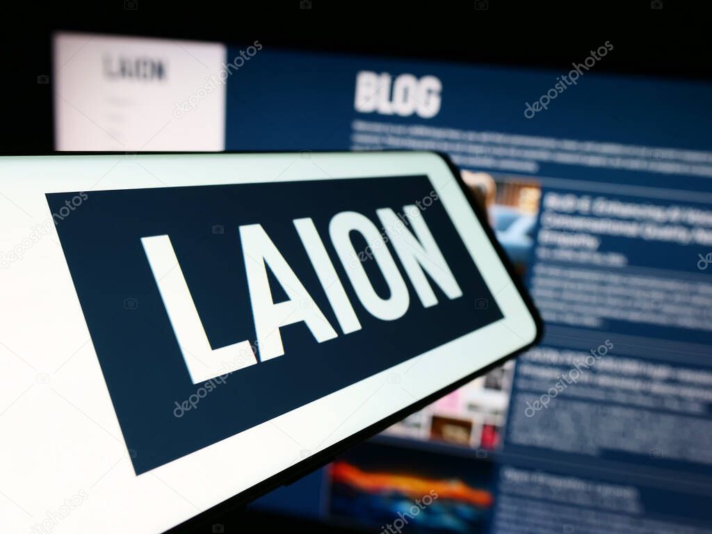 Stuttgart, Alemania - 15-02-2024: Smartphone con el logo de la Red Abierta de Inteligencia ...