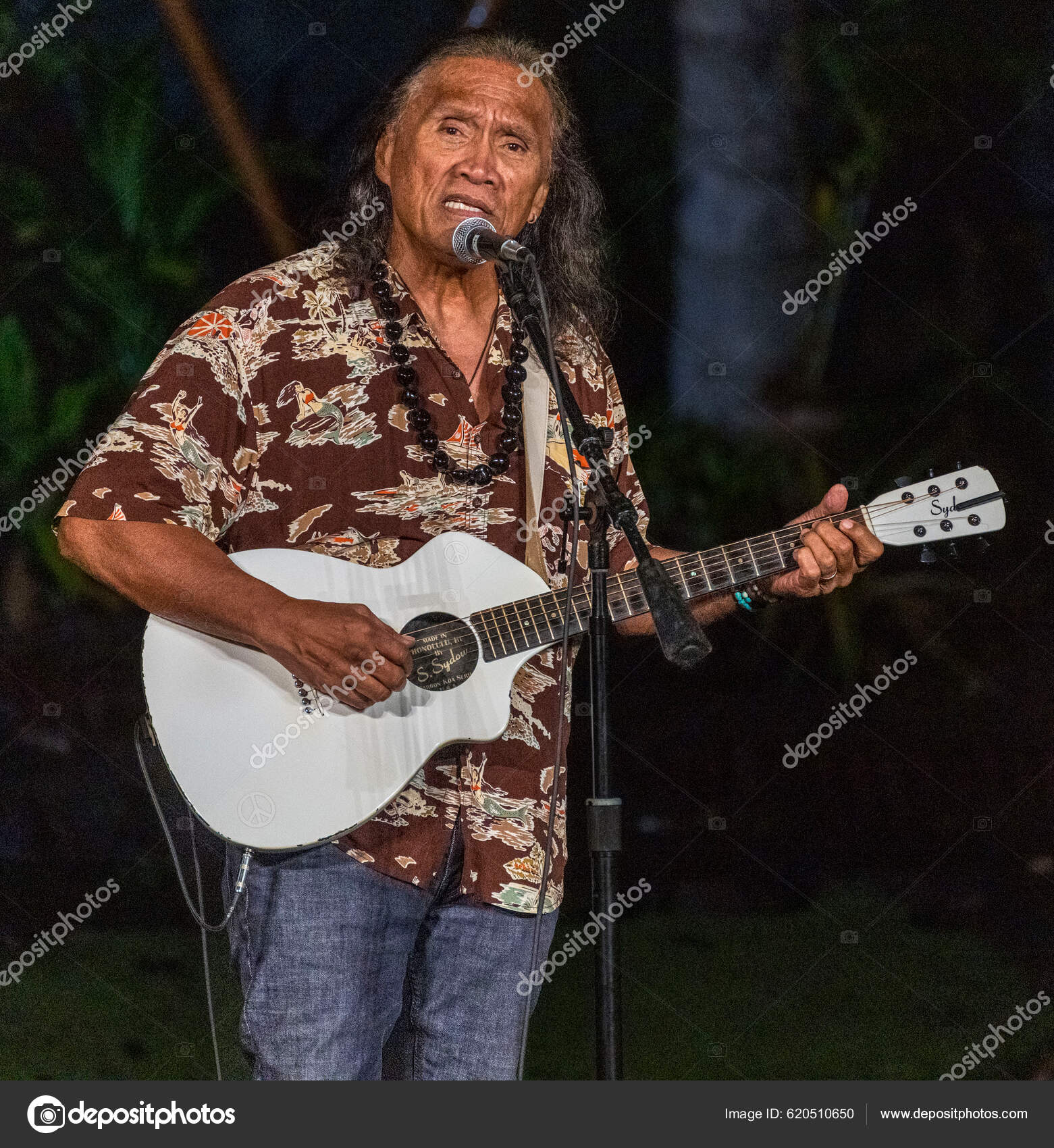 Honolulu Hawaii Oct 2022 Shakacon Henry Kapono Sings Plays Guitar ...
