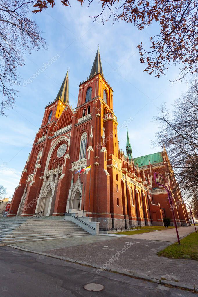 La Basílica de la Sagrada Familia es una iglesia neogótica de tres ...