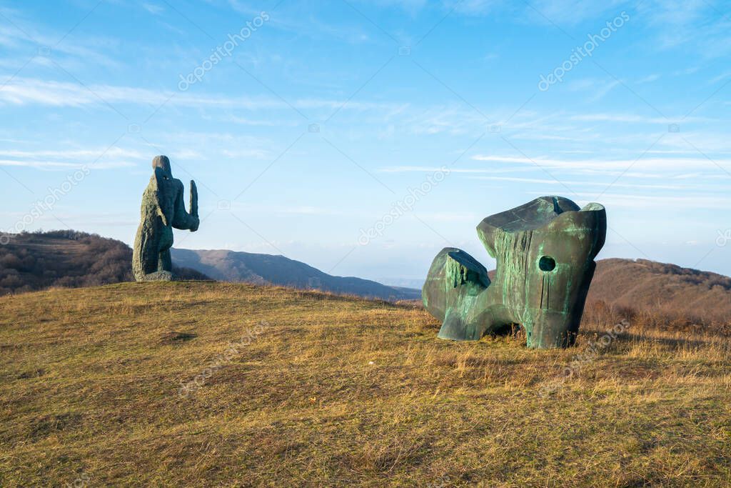 Famoso monumento de batalla Didgori con esculturas de soldados gigantes ...