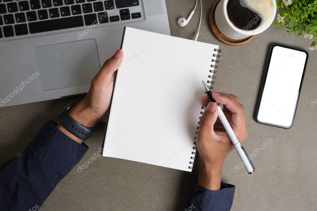 Empresario sosteniendo bolígrafo, escribiendo en bloc de notas vacío ...