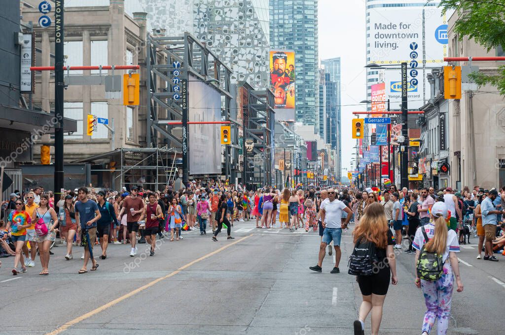 Toronto, ON, Canadá 26 de junio de 2022: Participantes en el Desfile ...