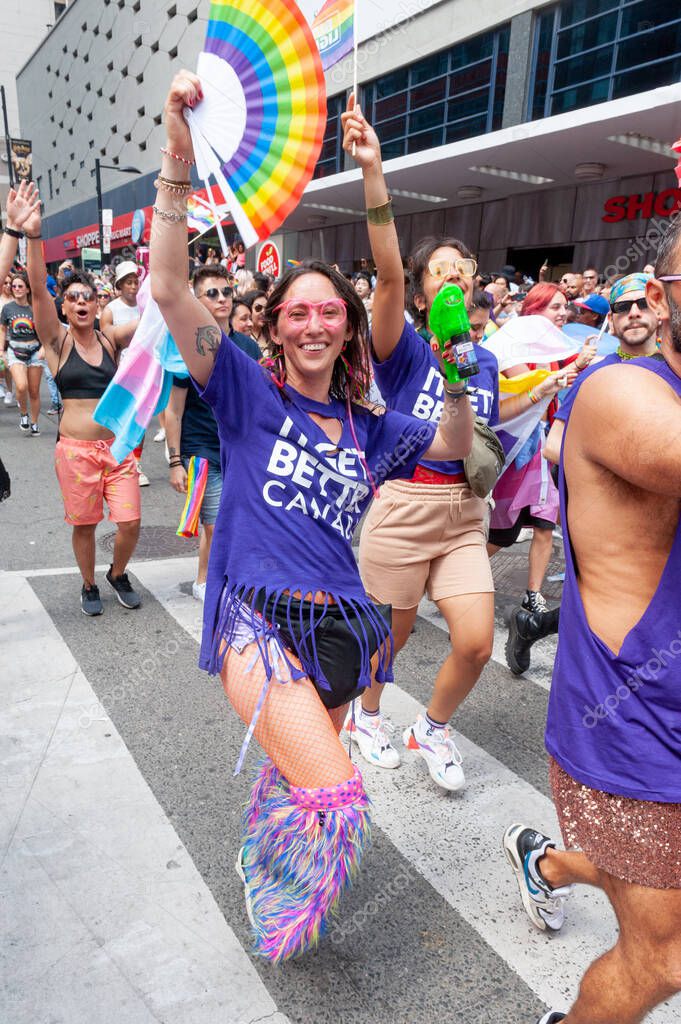Toronto, ON, Canadá 26 de junio de 2022: Participantes en el Desfile ...