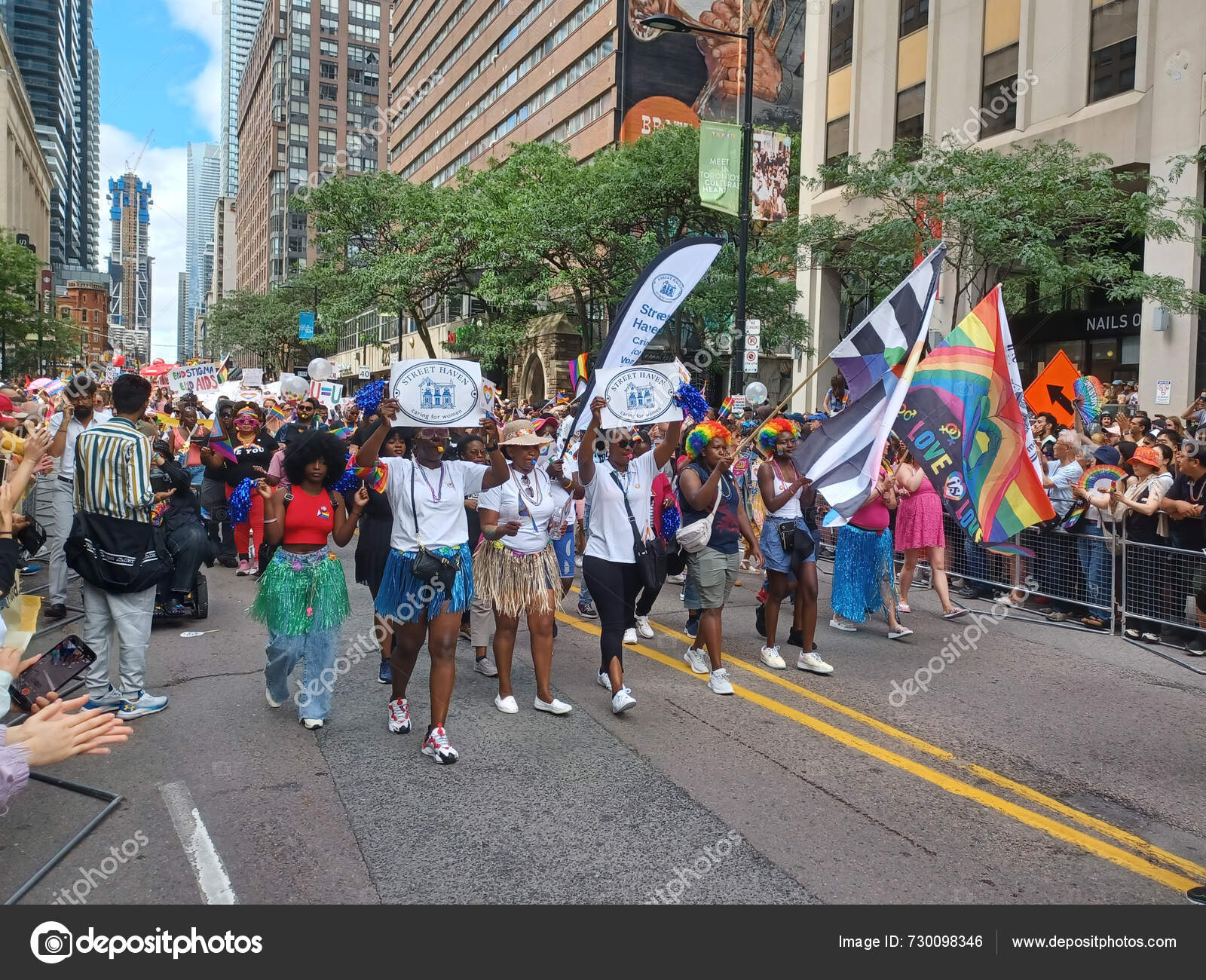 Toronto Canadá Junio 2024 Los Pueblos Participan Desfile Anual Del ...