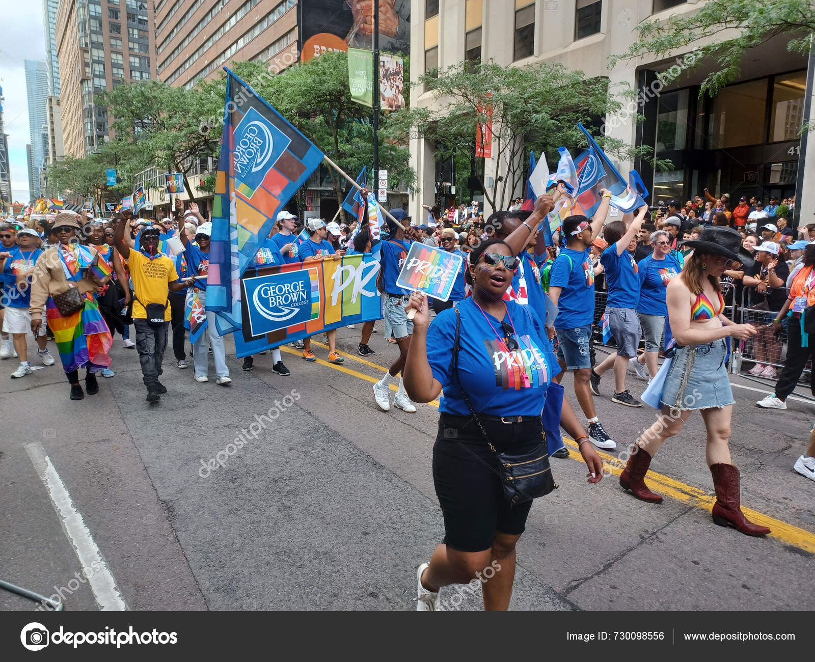 Toronto Canadá Junio 2024 Los Pueblos Participan Desfile Anual Del ...