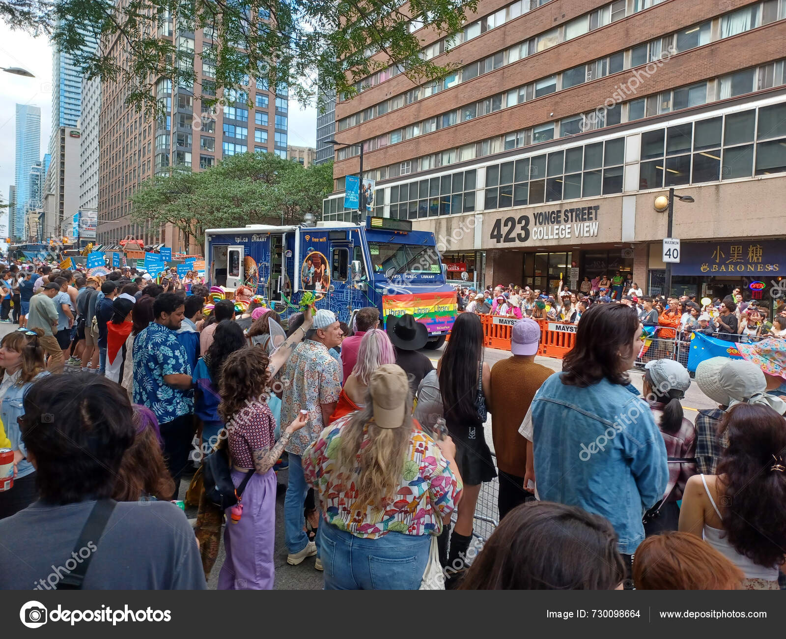 Toronto Canadá Junio 2024 Los Pueblos Participan Desfile Anual Del ...