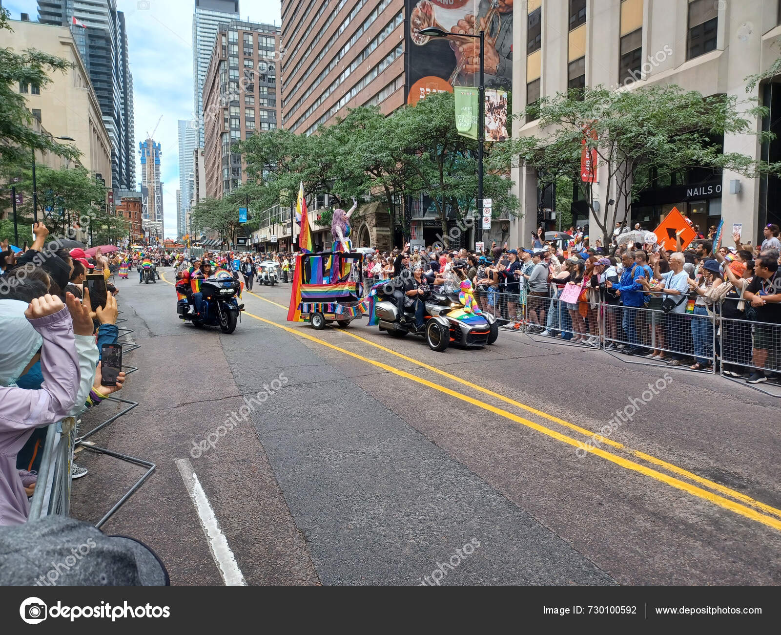 Toronto Canadá Junio 2024 Los Pueblos Participan Desfile Anual Del ...