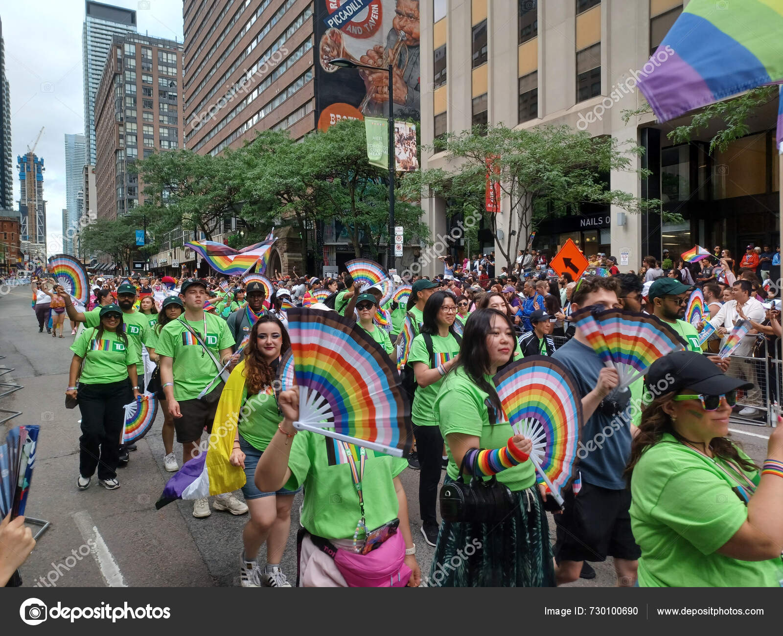 Toronto Canadá Junio 2024 Los Pueblos Participan Desfile Anual Del ...