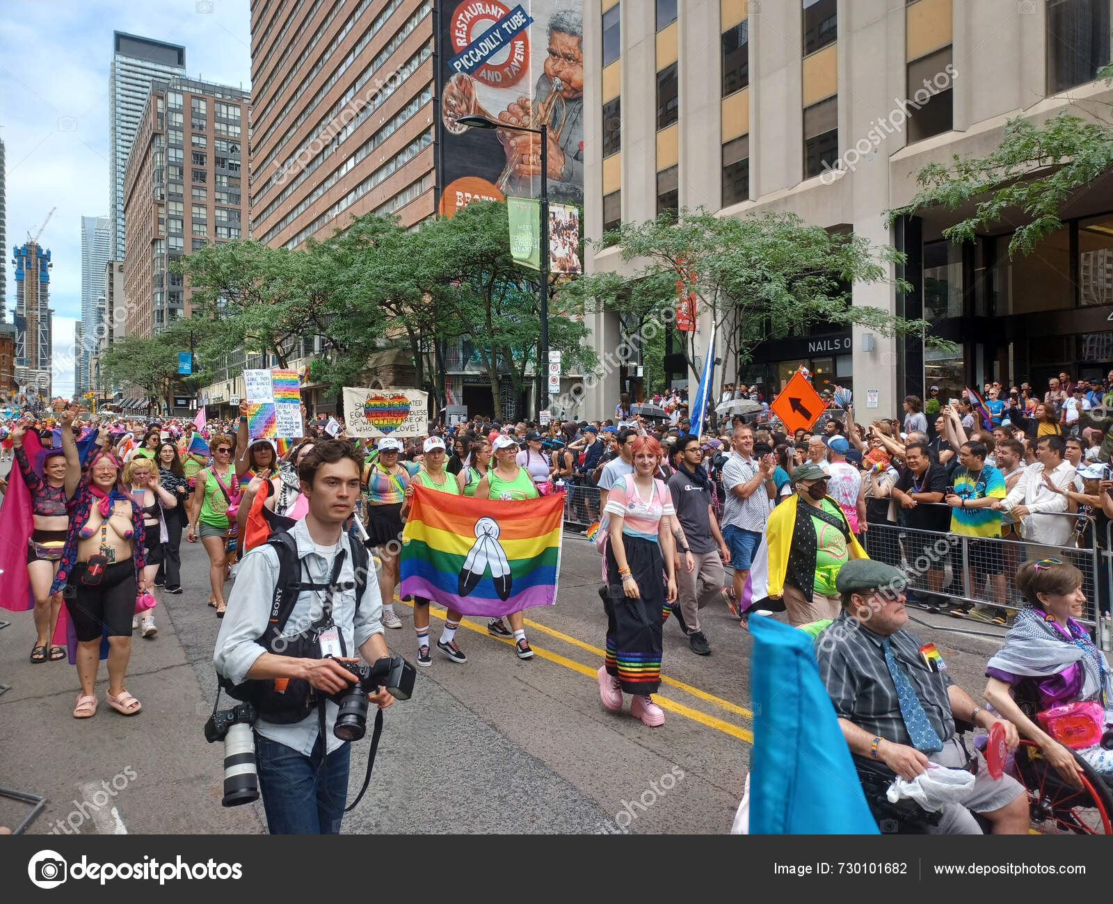 Toronto Canadá Junio 2024 Los Pueblos Participan Desfile Anual Del ...