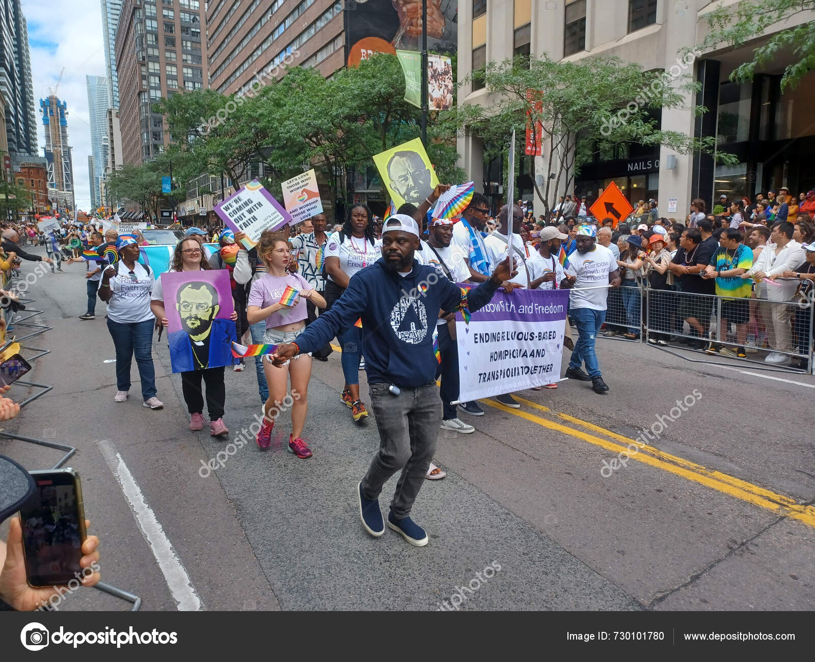 Toronto Canadá Junio 2024 Los Pueblos Participan Desfile Anual Del ...