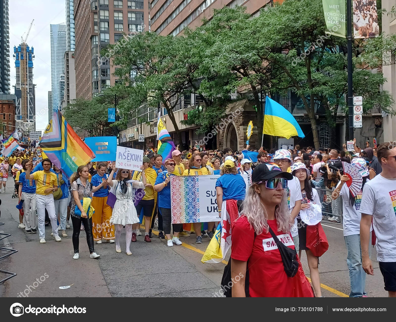 Toronto Canadá Junio 2024 Los Pueblos Participan Desfile Anual Del ...