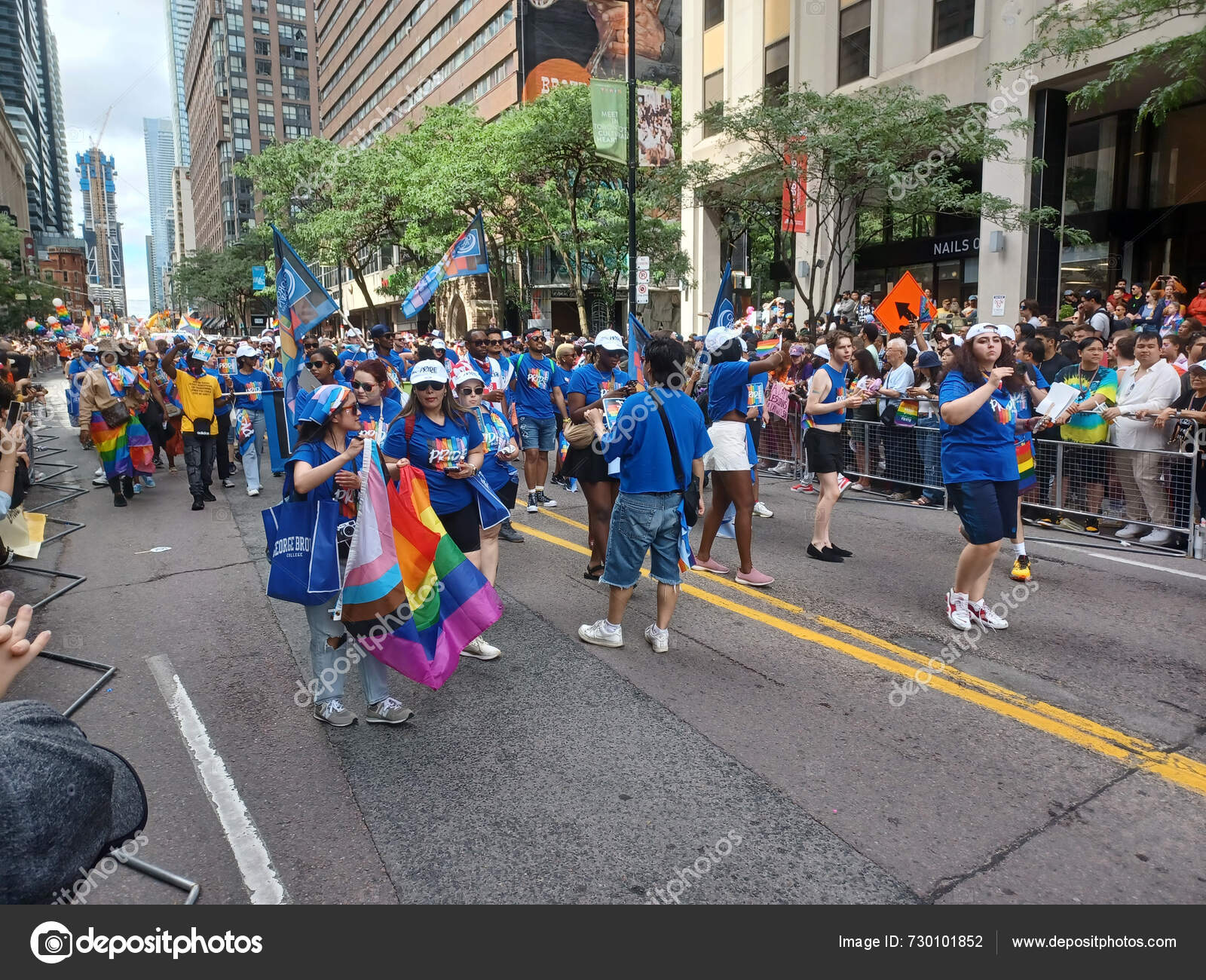 Toronto Canadá Junio 2024 Los Pueblos Participan Desfile Anual Del ...