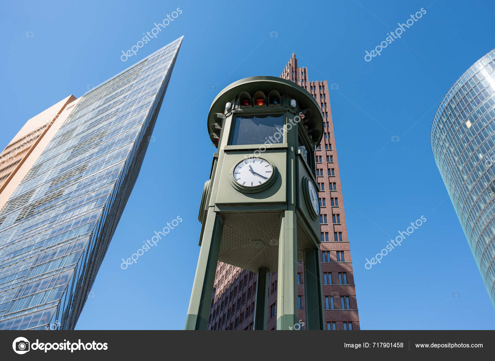 Turn Vechi Care Află Ceas Semafor Fundalul Clădirilor Moderne Înalte ...
