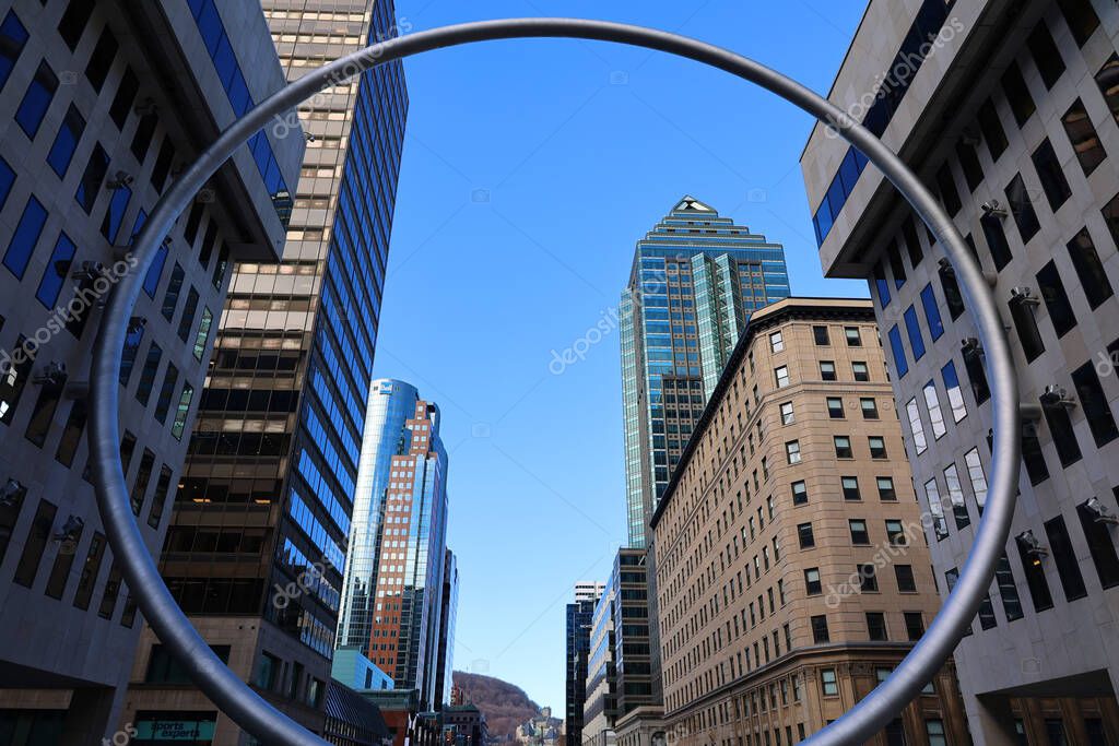 MONTREAL, QUEBEC, CANADÁ - 12 13 2022: El Anillo es una estructura de ...
