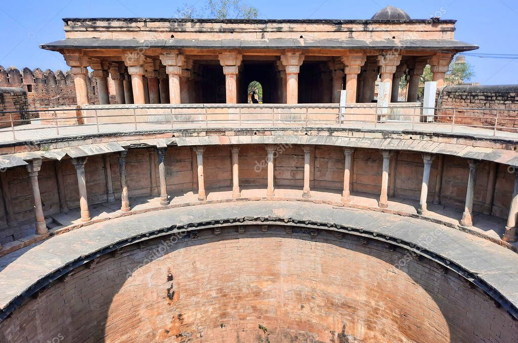 GWALIOR MADHYA PRADESH - 03 01 2023: Stepwells, también llamados bawdi ...