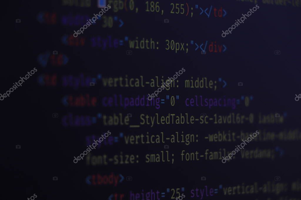 Trabajo de escritura por computadora. Programador escribiendo nuevas ...