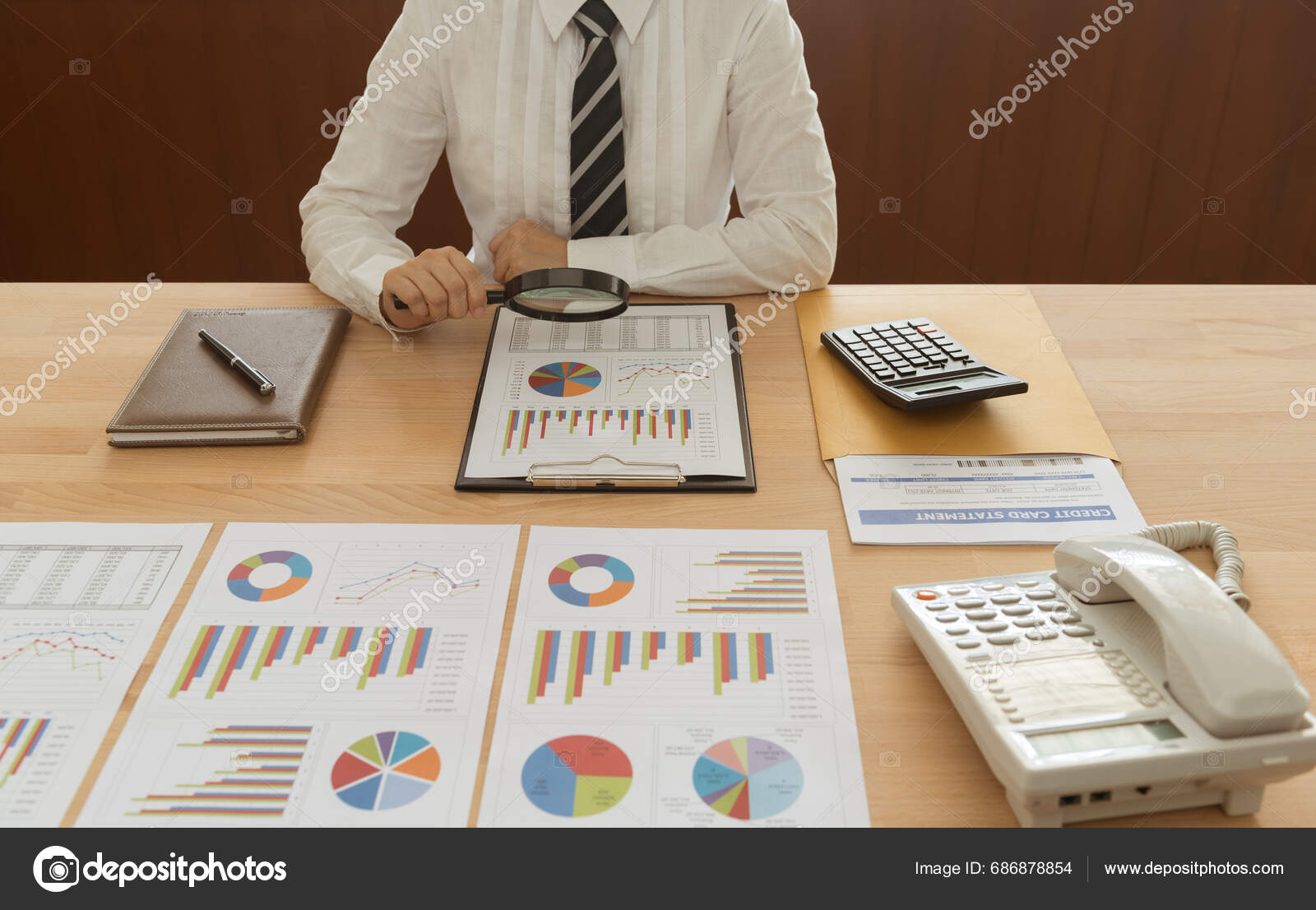 Gente Negocios Que Usa Lupa Para Revisar Informe Estados Financieros ...