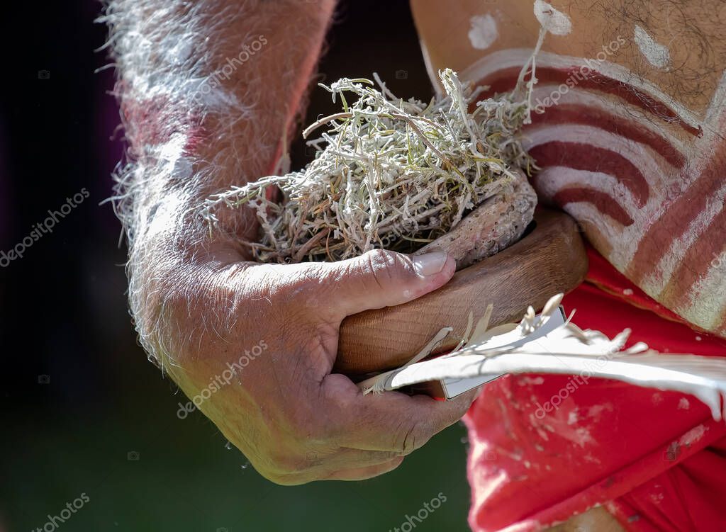 Ceremonia de fumadores aborígenes australianos, mano de hombre sostiene ...