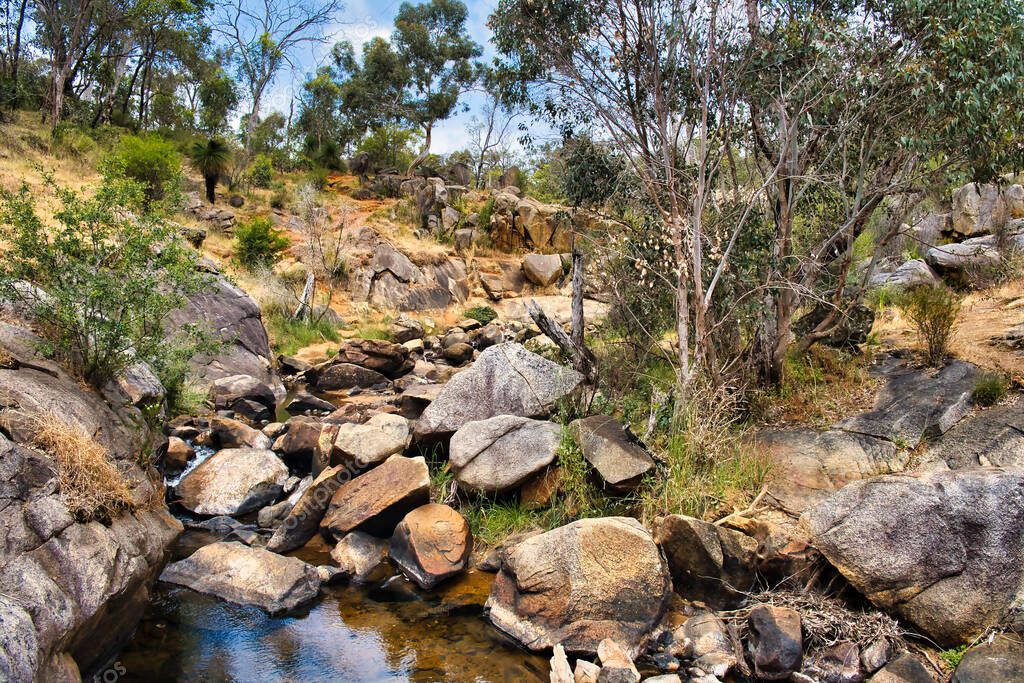 Piscina rocosa clara en un arroyo de montaña, con grandes rocas y ...