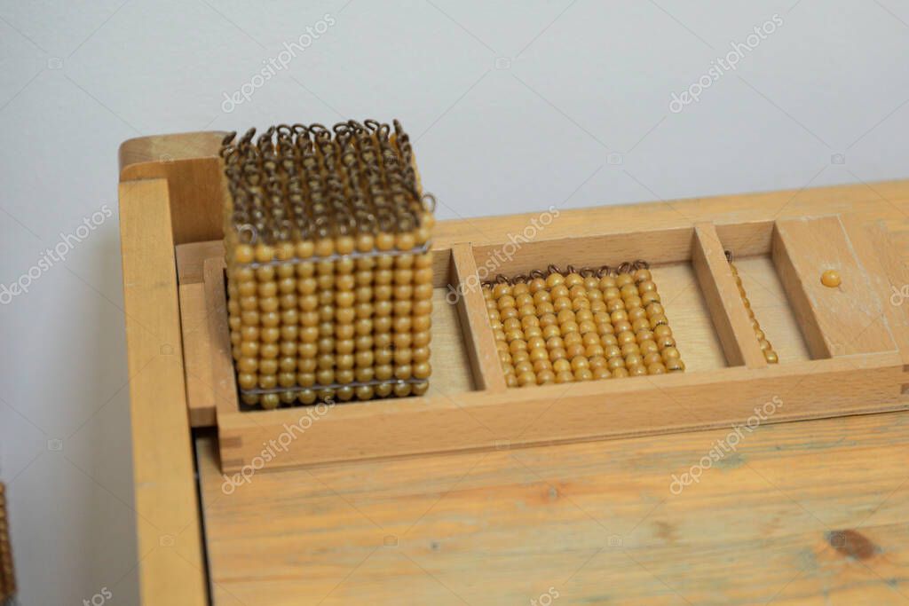 Montessori cubo de cuentas y materiales cuadrados organizados en un ...