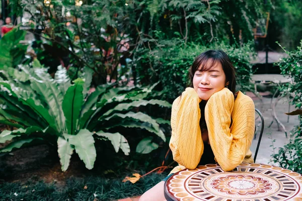 Tutup Wanita Muda Asia Cantik Dengan Sweater Kuning Biru Dengan — Foto ...