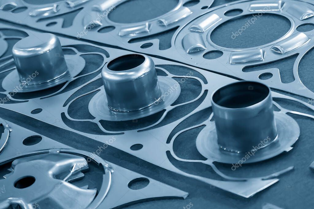 La escena de cerca de las piezas del producto de matriz progresiva. La ...