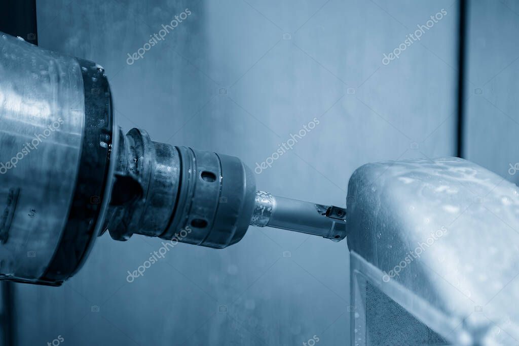 La fresadora CNC de 5 ejes corta la pieza automotriz con una ...