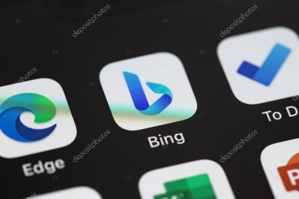 Microsoft Bing icono aplicación móvil en la pantalla smartphone iPhone primer plano. Microsoft ...