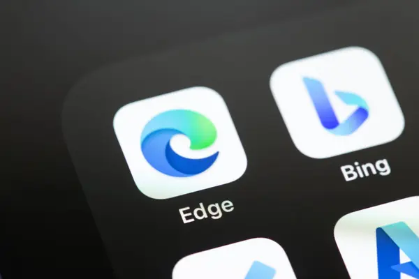 Microsoft Edge y Bing aplicaciones móviles en la pantalla smartphone iPhone primer plano ...