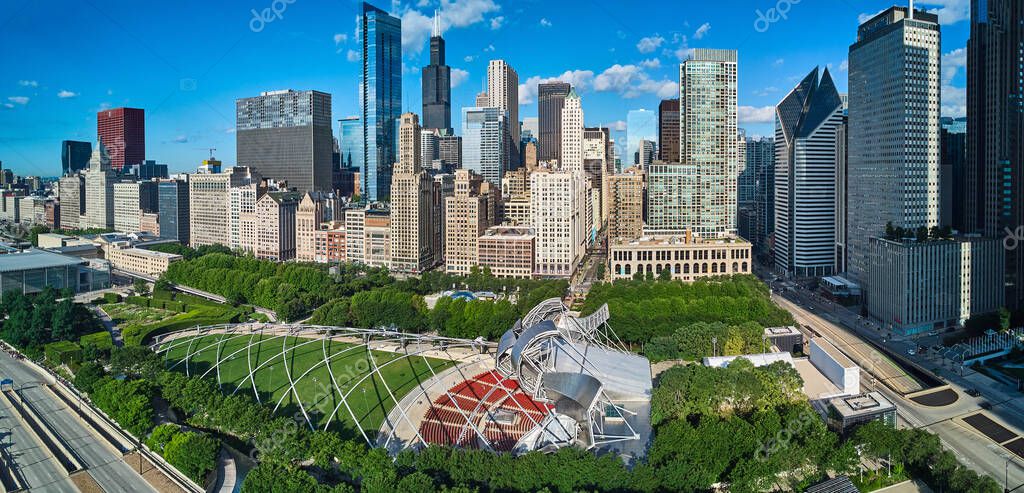 Imagen de Amplia vista sobre Millennium Park con pabellón y línea de rascacielos 2023