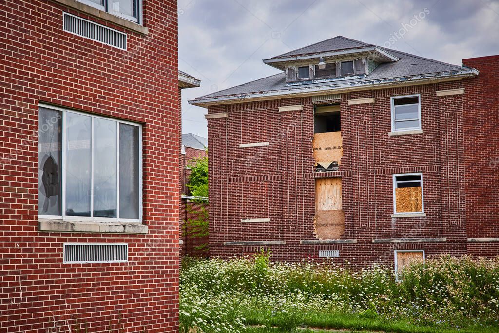 Imagen de edificios de ladrillo abandonados en campos con ventanas tapiadas 2024
