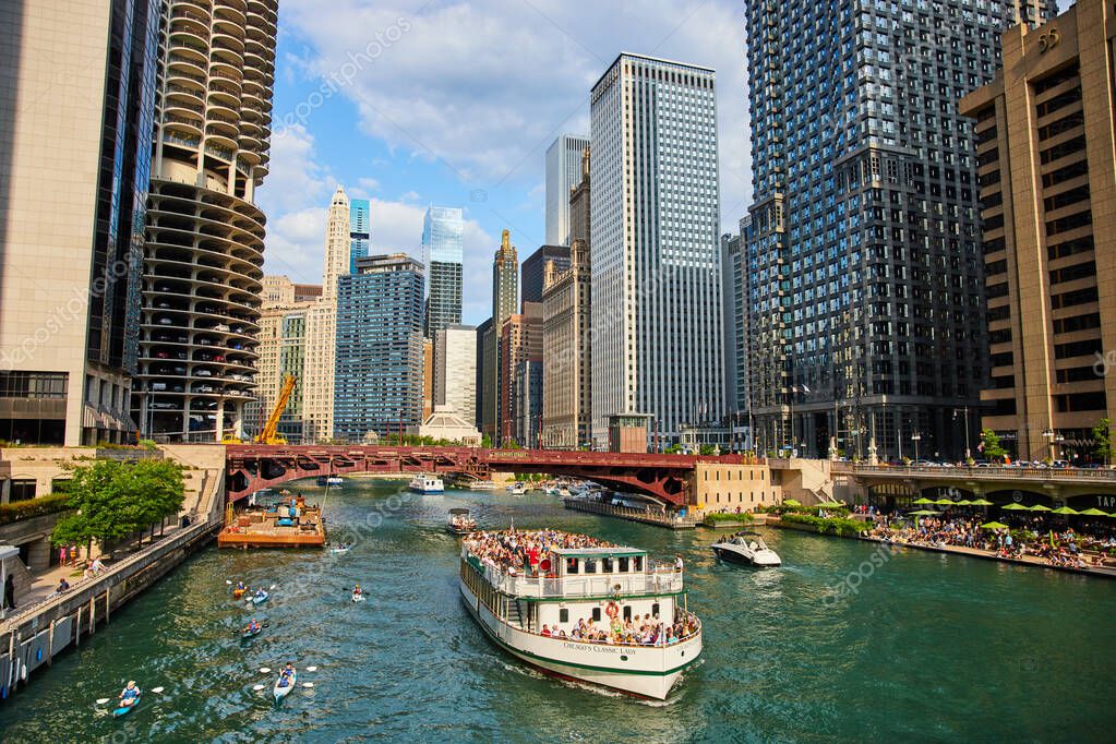 Imagen de Barco turístico a través de puentes en los canales de Chicago ...