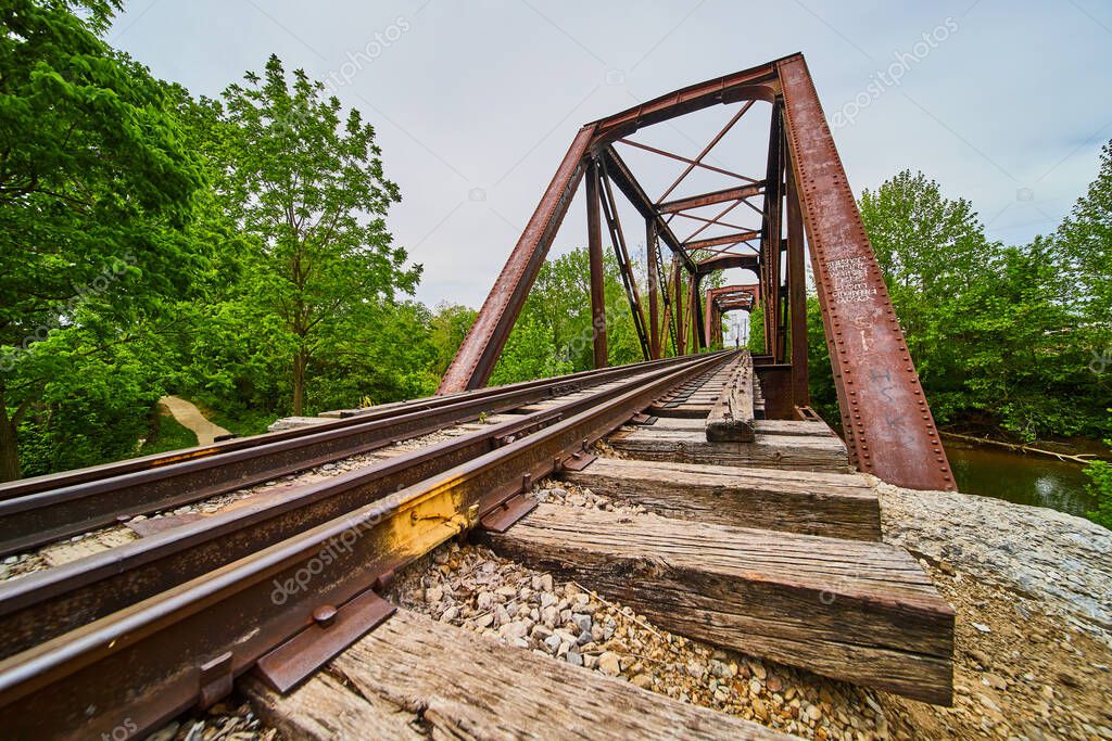 Imagen de Vista lateral inclinada de las vías del tren con vigas de ...