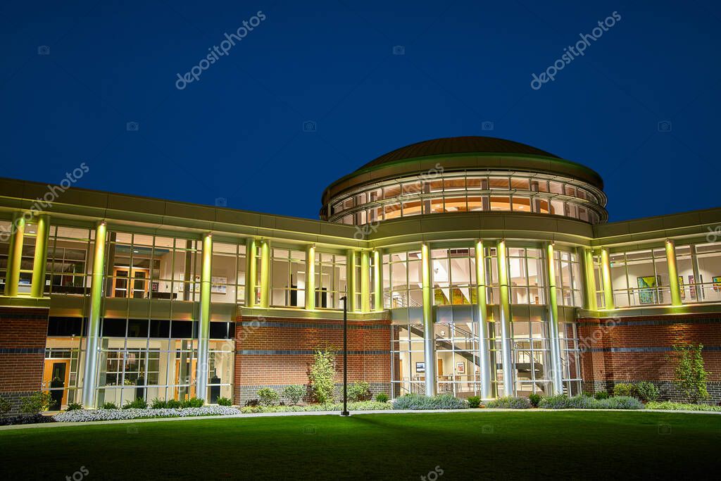 Atractivo edificio educativo moderno por la noche en Fort Wayne ...