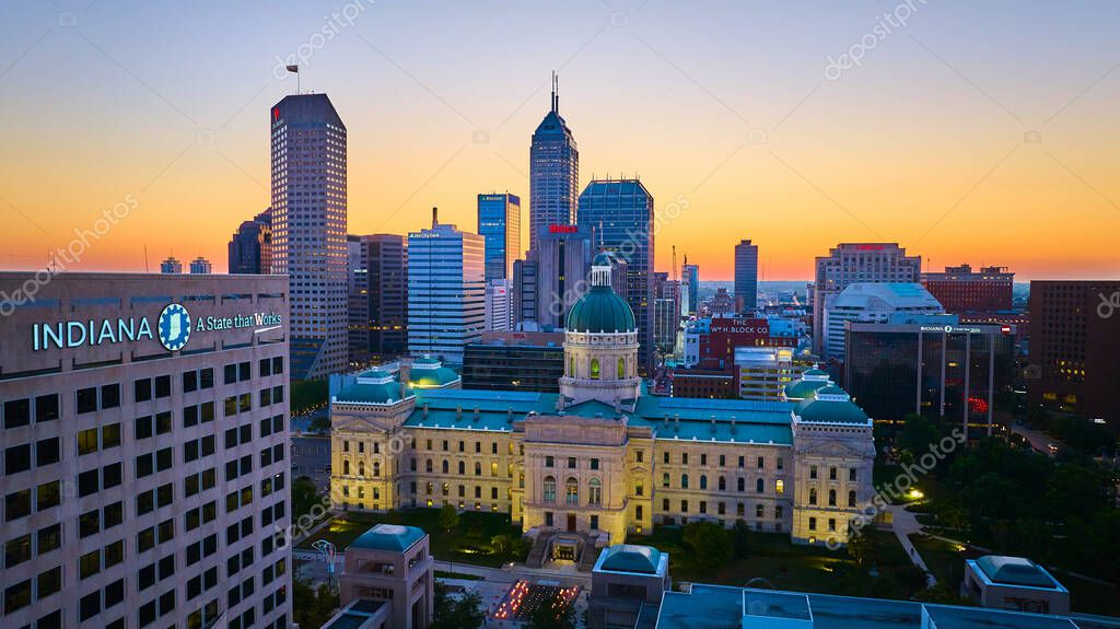 Puesta de sol sobre el paisaje urbano de Indianápolis que muestra la ...