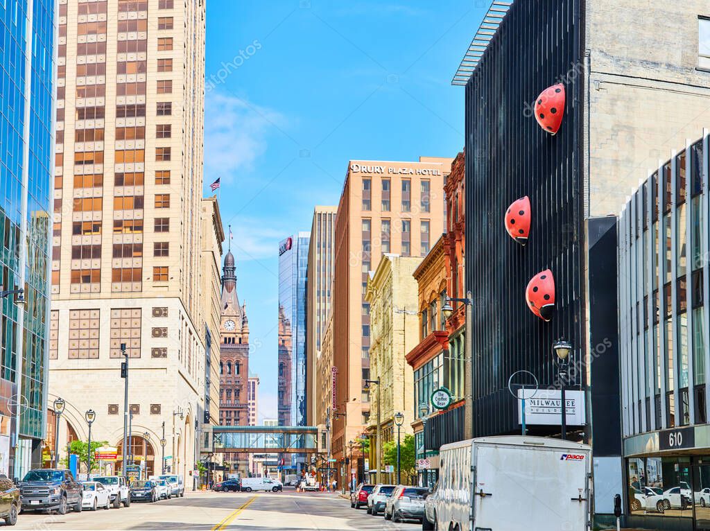 Vibrante panorama 2023 de Milwaukee, Wisconsin, mostrando una ...
