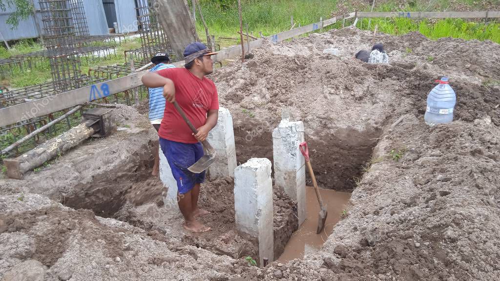 Trabajos de construcción en un pozo: cimentación de una pila para una ...